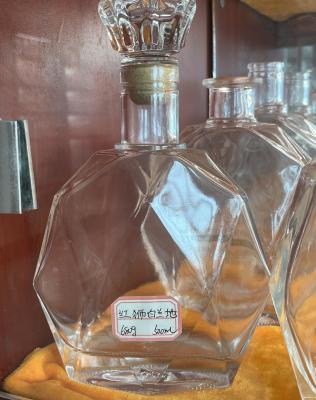 Cina 350 ml 500 ml 700 ml 750 ml bottiglia di vetro per vodka brandy whisky design elegante ed elegante in vendita