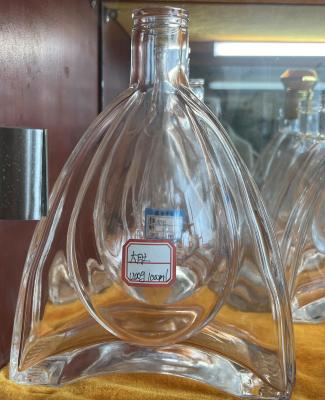 Cina 350 ml 500 ml 700 ml 750 ml bottiglia di vetro per vodka brandy whisky design elegante ed elegante in vendita