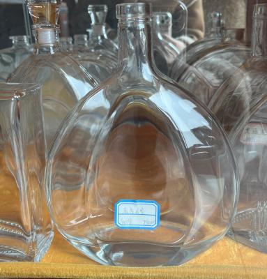 Cina 350 ml 500 ml 700 ml 750 ml bottiglia di vetro per vodka brandy whisky design elegante ed elegante in vendita