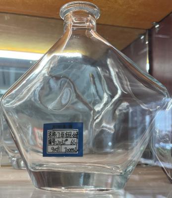 Cina 500 ml 700 ml Bottiglia di vino in vetro trasparente a forma rotonda per bevande Whisky Rum Tequila Brandy in vendita