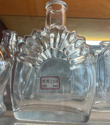 Cina 500 ml 700 ml Bottiglia di vino in vetro trasparente a forma rotonda per bevande Whisky Rum Tequila Brandy in vendita