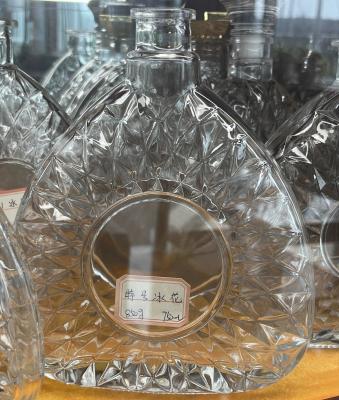 Cina 500 ml 700 ml Bottiglia di vino in vetro trasparente a forma rotonda per bevande Whisky Rum Tequila Brandy in vendita