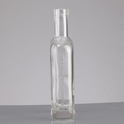 Cina Bottiglia di vetro di 500 ml personalizzata per vodka gin tequila per le esigenze specifiche dei clienti in vendita