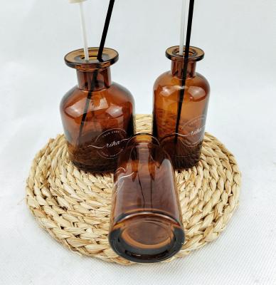 Cina Collare di vetro trasparente 100ml 150ml Vuoto Luxury Round Amber Reed Diffuser Bottle per liquori in vendita