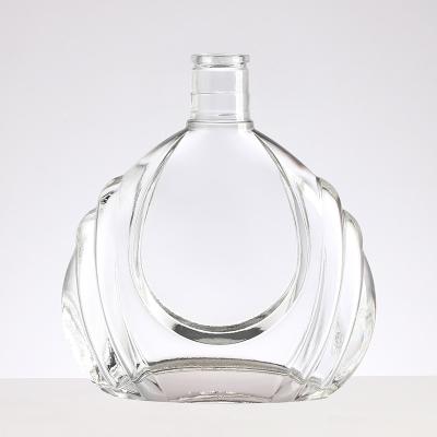 China Transparante 750 ml fles met een druppelvorm met aangepast logo en etiket Te koop
