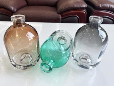 Cina 250 ml 375 ml 500 ml Bottiglia di whisky in vetro con fondo spessa con disegno rotondo trasparente personalizzato in vendita