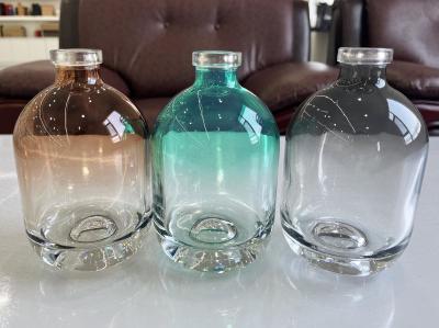 Cina 250 ml 375 ml 500 ml Bottiglia di whisky in vetro con fondo spessa con disegno rotondo trasparente personalizzato in vendita