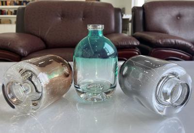 Cina 250 ml 375 ml 500 ml Bottiglia di whisky in vetro con fondo spessa con disegno rotondo trasparente personalizzato in vendita
