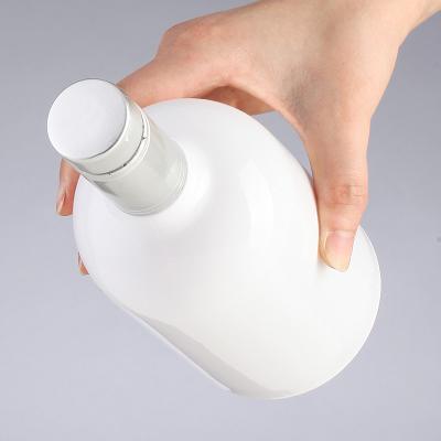Cina Capo di sughero d'argento dorato Bottiglia di vodka di vetro per 750 ml Imballaggio 375 ml Capacità 500 ml in vendita
