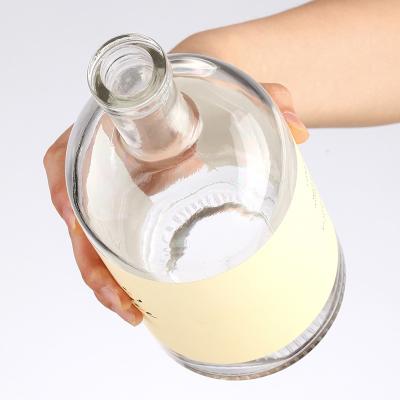 Cina Bottiglie di vetro a colori personalizzate per vodka whisky rum 200ml 375ml 500ml 700ml 750ml 1000ml in vendita