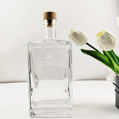 Cina Bottiglia di bevande in vetro 750 ml 500 ml per gin whisky vodka brandy in forma quadrata personalizzata in vendita