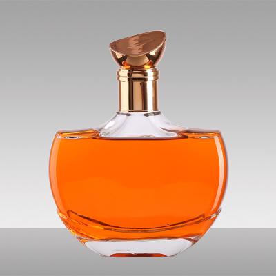 Cina Logo personalizzato Bottiglia di vetro a forma di oblate trasparente per 500 ml 750 ml di liquore di whisky brandy in vendita