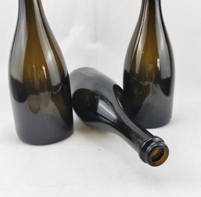 Cina 500 ml 750 ml Bevande alcoliche in vetro Bottiglia di vino di Borgogna con decorazione a forma rotonda in vendita