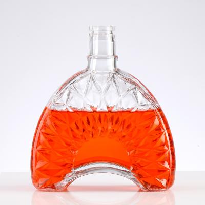 Cina Superficie di stampaggio a caldo Manipolazione Bottiglia di vetro da 500 ml per bevande di whisky in disegno chiaro in vendita