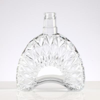 Cina Superficie di stampaggio a caldo Manipolazione Bottiglia di vetro da 500 ml per bevande di whisky in disegno chiaro in vendita
