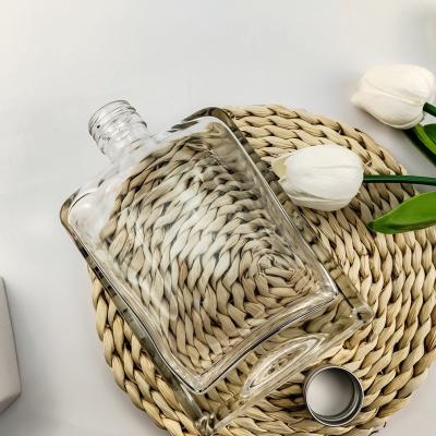 China Botella de vidrio rectangular de 200 ml para whisky, cerveza y otras bebidas en venta