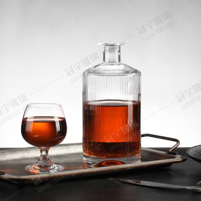 Cina Bottiglia in vetro con tappo spray 200 ml 250 ml 500 ml 700 ml 1000 ml per vino whisky brandy tequila gin in vendita