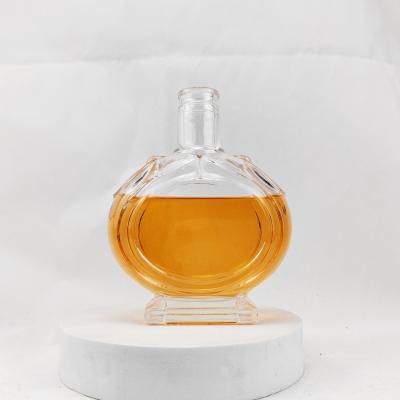 Cina Bottiglia di vetro di vino quadrato trasparente Bottiglie di liquore di whisky con tappo di vetro Forma rotonda Collare Materiale vetro in vendita