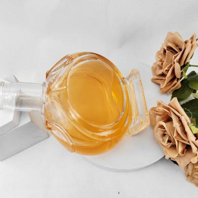 Cina Bottiglia di vetro di vino quadrato trasparente Bottiglie di liquore di whisky con tappo di vetro Forma rotonda Collare Materiale vetro in vendita