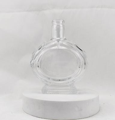 Cina Bottiglia di vetro di vino quadrato trasparente Bottiglie di liquore di whisky con tappo di vetro Forma rotonda Collare Materiale vetro in vendita