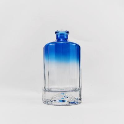 Cina Bottiglia di vino in vetro blu di lusso da 500 ml a 700 ml con superficie stampata a caldo in vendita