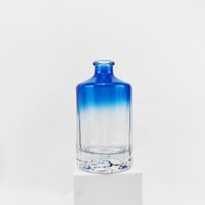 Cina Bottiglia di vino in vetro blu di lusso da 500 ml a 700 ml con superficie stampata a caldo in vendita