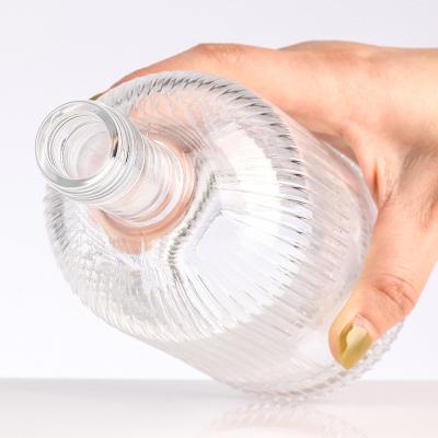 China Durchsichtiger Glaskragen Material 700 ml/750 ml/1000 ml Getränke Likör Runde leere Rumflasche zu verkaufen