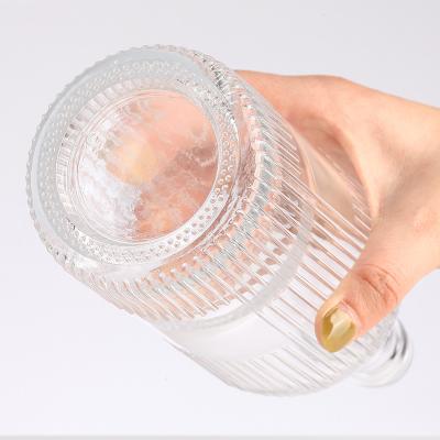 China Durchsichtiger Glaskragen Material 700 ml/750 ml/1000 ml Getränke Likör Runde leere Rumflasche zu verkaufen