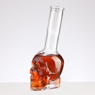 Cina Collare di vetro 300ml/500ml Bottiglia di vino con teschio a collo lungo per uso decorativo in colori in vendita