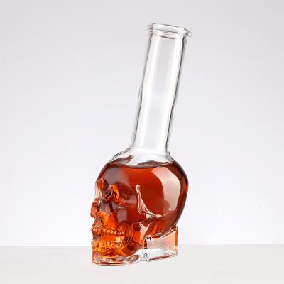 Cina Collare di vetro 300ml/500ml Bottiglia di vino con teschio a collo lungo per uso decorativo in colori in vendita