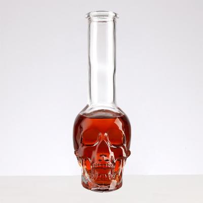 Cina Collare di vetro 300ml/500ml Bottiglia di vino con teschio a collo lungo per uso decorativo in colori in vendita