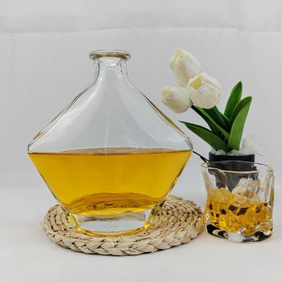 Cina Semplice ed elegante bottiglia di vetro da 750 ml per brandy realizzata con corpo in vetro ecologico in vendita