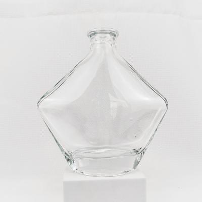 Cina Semplice ed elegante bottiglia di vetro da 750 ml per brandy realizzata con corpo in vetro ecologico in vendita