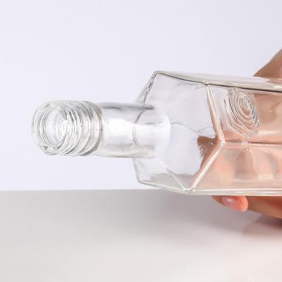 Cina Bottiglie di vino di vetro per rum Bourbon Vodka Tequila Vecchia bottiglia di vetro di liquori artigianali in vendita