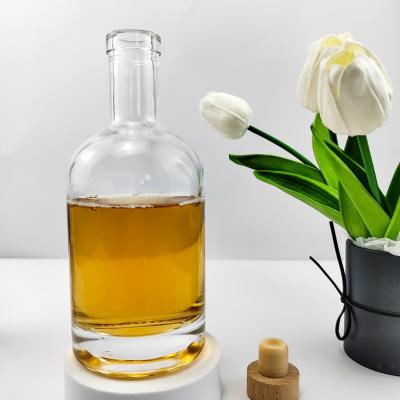 Cina Bottiglia di bevande in vetro 700 ml 750 ml 1 litro di rum nordico vuoto whisky vodka spirit con sughero in vendita