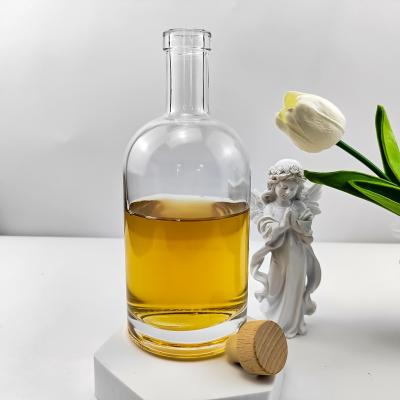 Cina Bottiglia di bevande in vetro 700 ml 750 ml 1 litro di rum nordico vuoto whisky vodka spirit con sughero in vendita