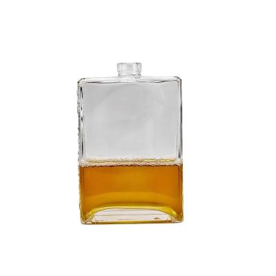 China Garrafa de whisky de vidro transparente de 700 ml com tampa de design clássico à venda
