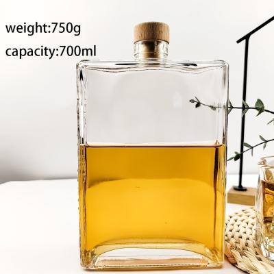 China Duidelijk glas 700 ml whisky fles met deksel klassiek ontwerp Te koop