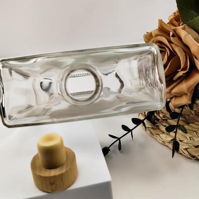China Duidelijk glas 700 ml whisky fles met deksel klassiek ontwerp Te koop