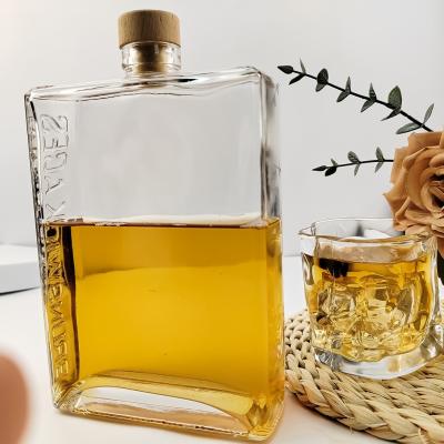 China Duidelijk glas 700 ml whisky fles met deksel klassiek ontwerp Te koop