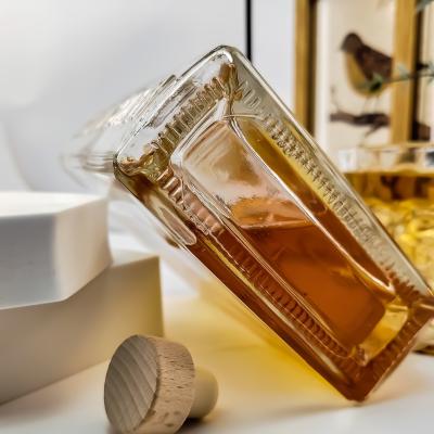 China Duidelijk glas 700 ml whisky fles met deksel klassiek ontwerp Te koop