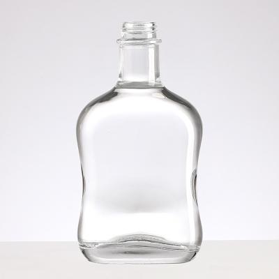 China Bebidas Industrial 50ml Mini garrafa de vidro com tampa de parafuso de metal e logotipo personalizado à venda