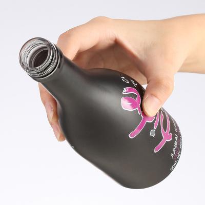 Cina Materiale del corpo Vetro 700ml 750ml Bottiglia nera opaca per gin Whiskey Vodka Spirit in vendita