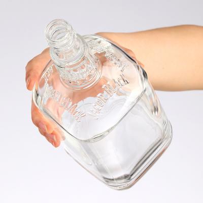 China Garrafa de vinho de vidro de 550ml 750ml personalizada com tampa de parafuso de metal e logotipo personalizado à venda