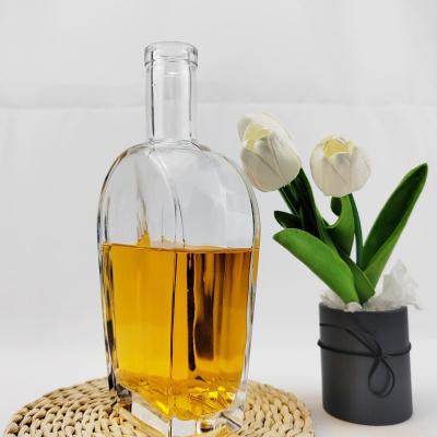 Cina Bottiglia di vetro da 500 ml/750 ml con bocca liscia e coperchio spessa in vendita