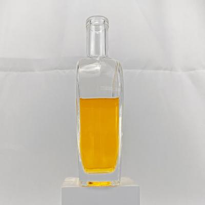 Cina Bottiglia di vetro da 500 ml/750 ml con bocca liscia e coperchio spessa in vendita