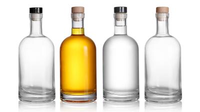 Cina Bottiglia di vetro personalizzata Bottiglie di vino di cristallo 500 ml 750 ml per la fornitura di bevande in vendita