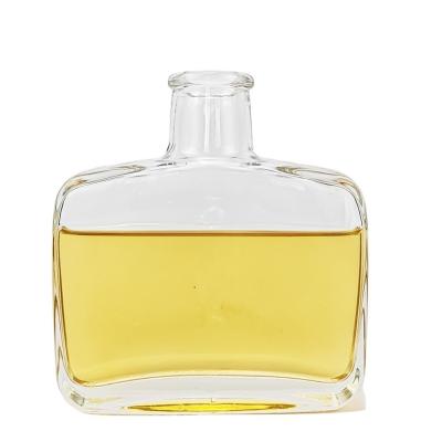 Cina Collare di vetro quadrato spalla piatta di sughero bottiglia di liquore per imballaggi di design speciale in vendita