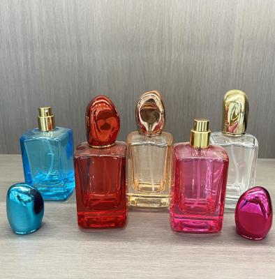 Cina Bottiglia di profumo blu a fondo quadrato di fascia alta con scatola personalizzata in vetro trasparente da 30 ml a 50 ml in vendita