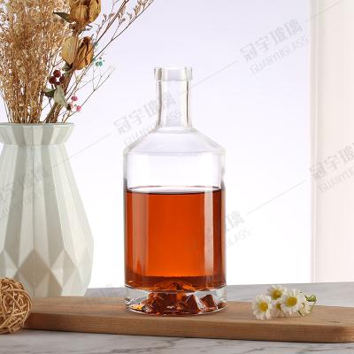 China 750 ml de Vodka cilíndrica Garrafa de vidro de vinho Garrafa de vidro com manuseio de superfície de gravação ácida à venda